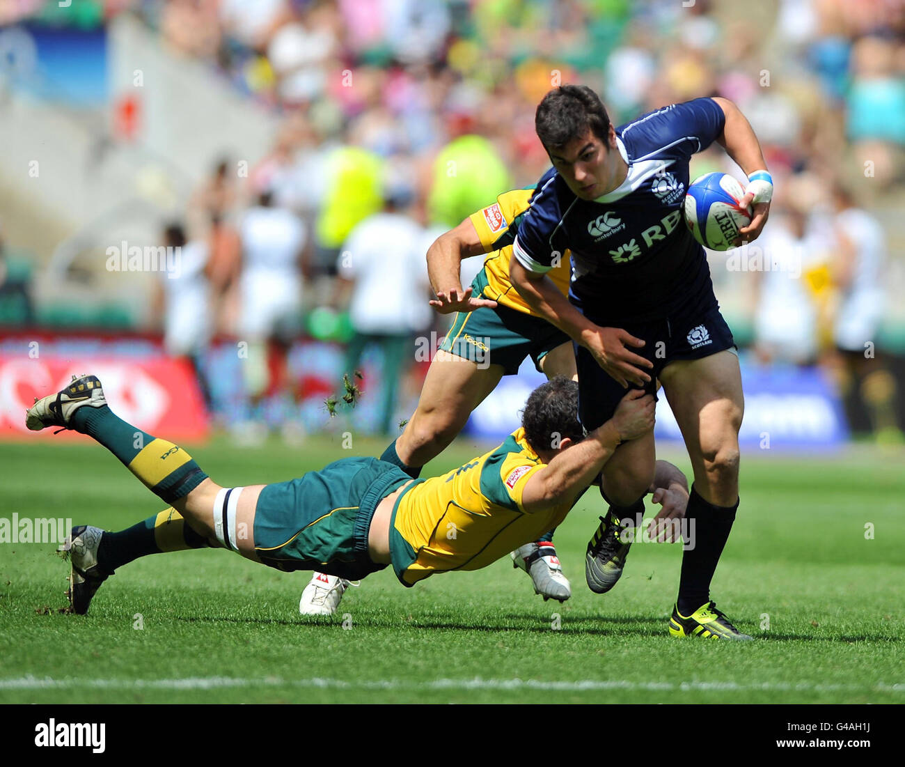 Rugbyu sevens rugbyu sevens full length tackling mangsm hi-res stock ...