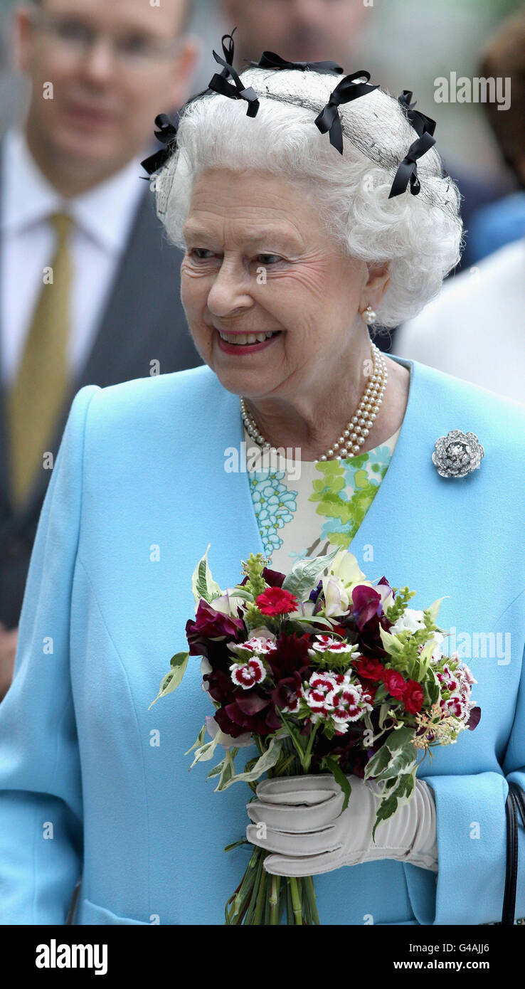 Queen chelsea flower show smiling hi-res stock photography and images ...