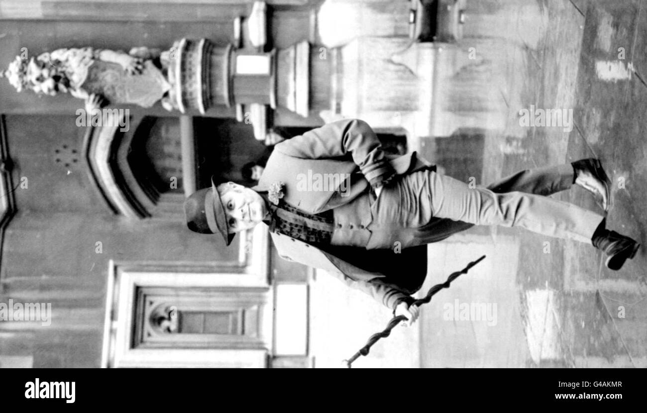 Leo Abse, Labour MP for Pontypool on budget day 1967 Stock Photo - Alamy