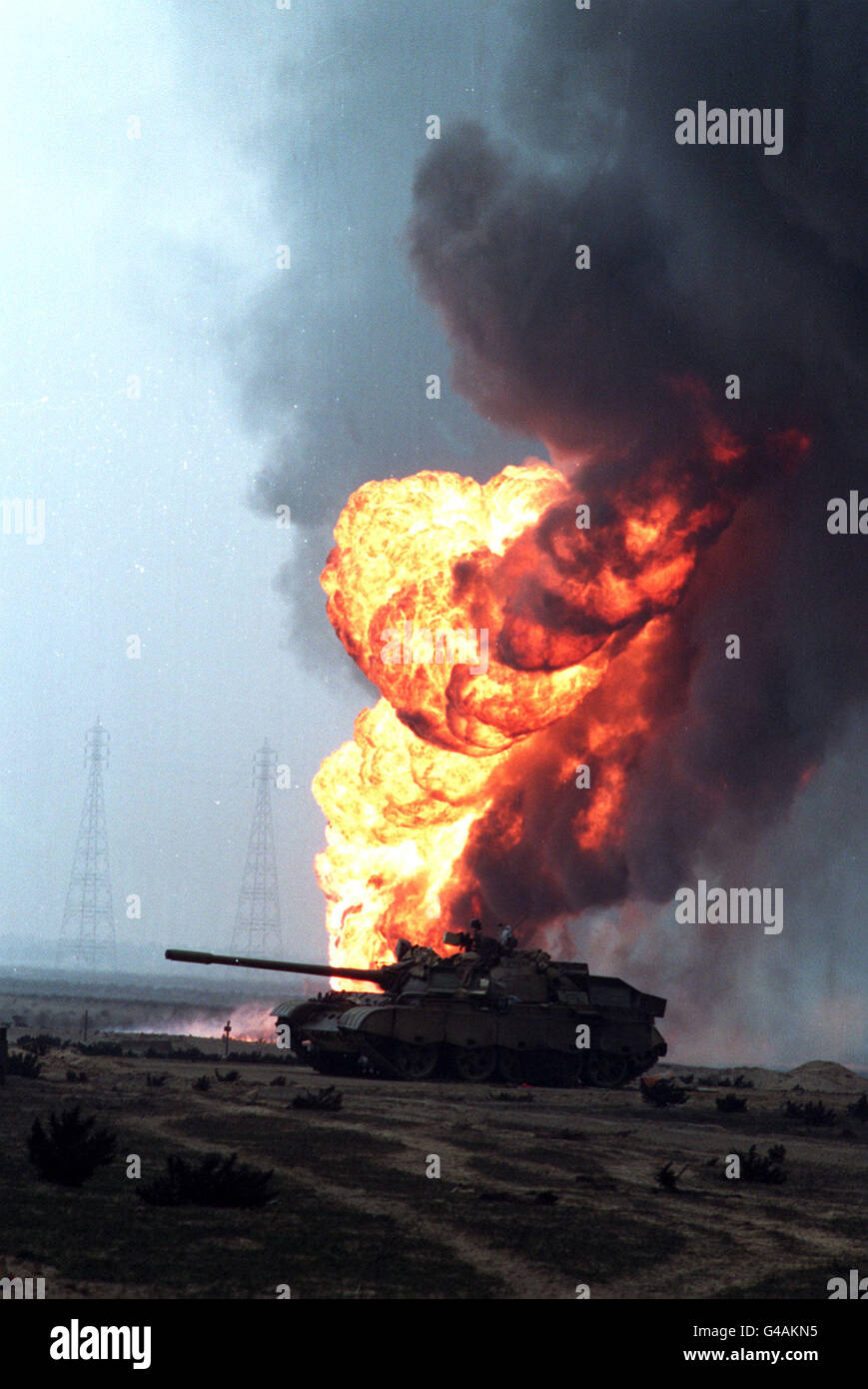 KUWAIT OIL FIELD BURNS Stock Photo - Alamy