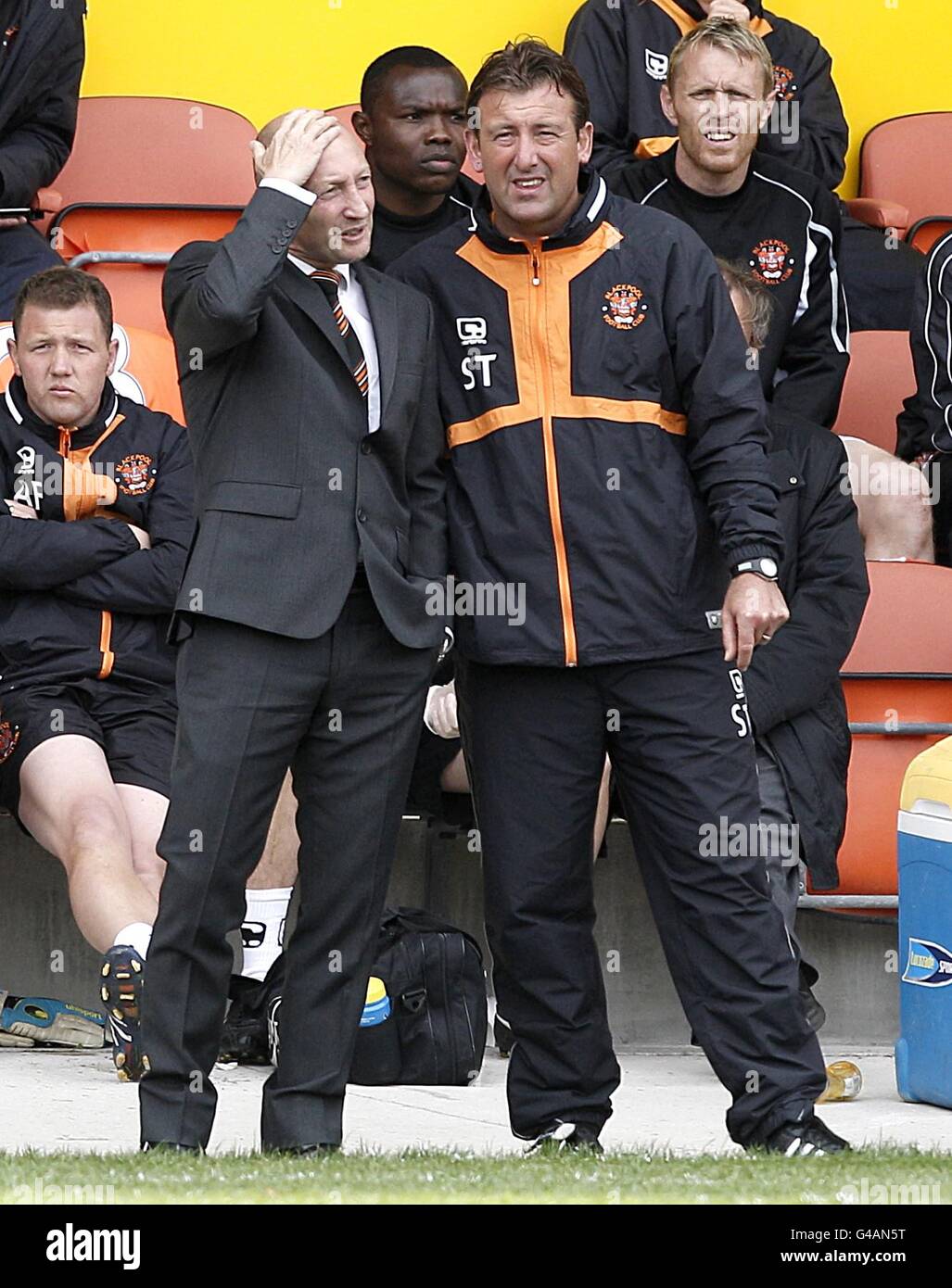 Blackpool manager ian holloway left with his assistant steve thompson ...
