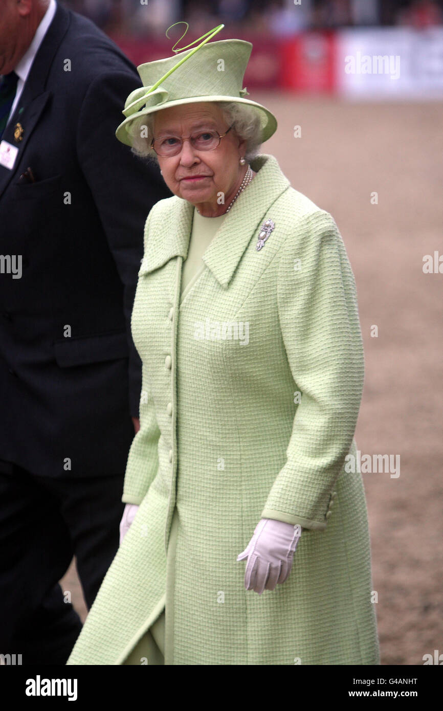 Queen elizabeth land rover hi-res stock photography and images - Alamy