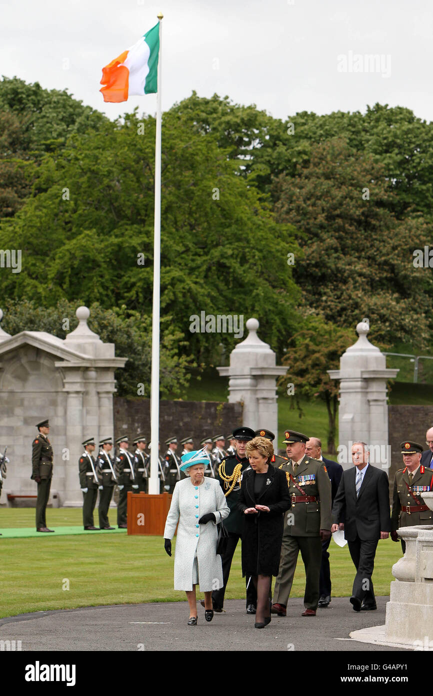 Queen elizabeth ii ireland 2011 hi-res stock photography and images - Alamy