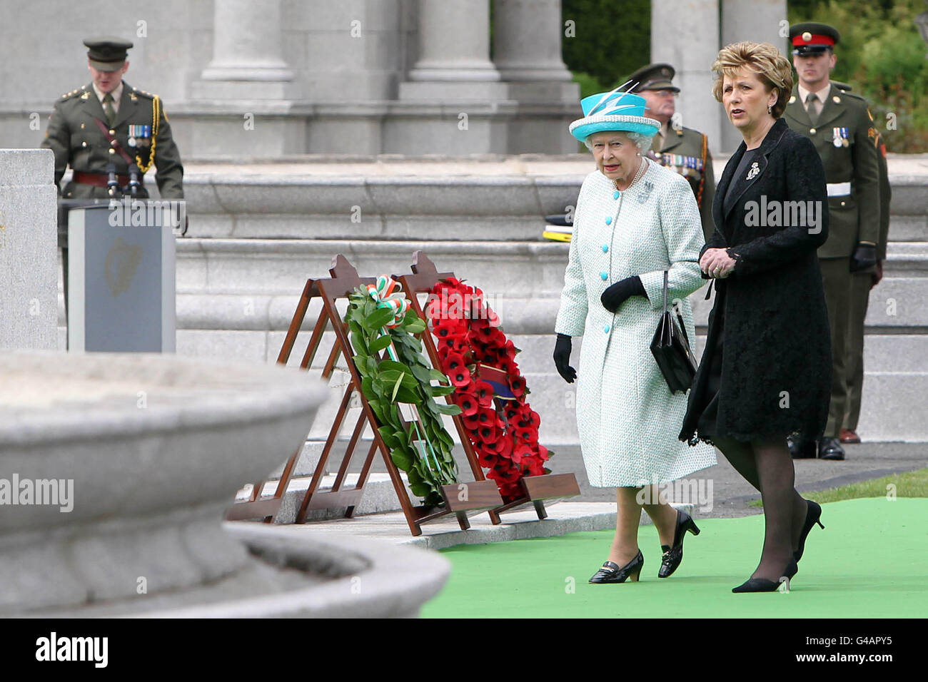 Queen elizabeth ireland 2011 hi-res stock photography and images - Alamy