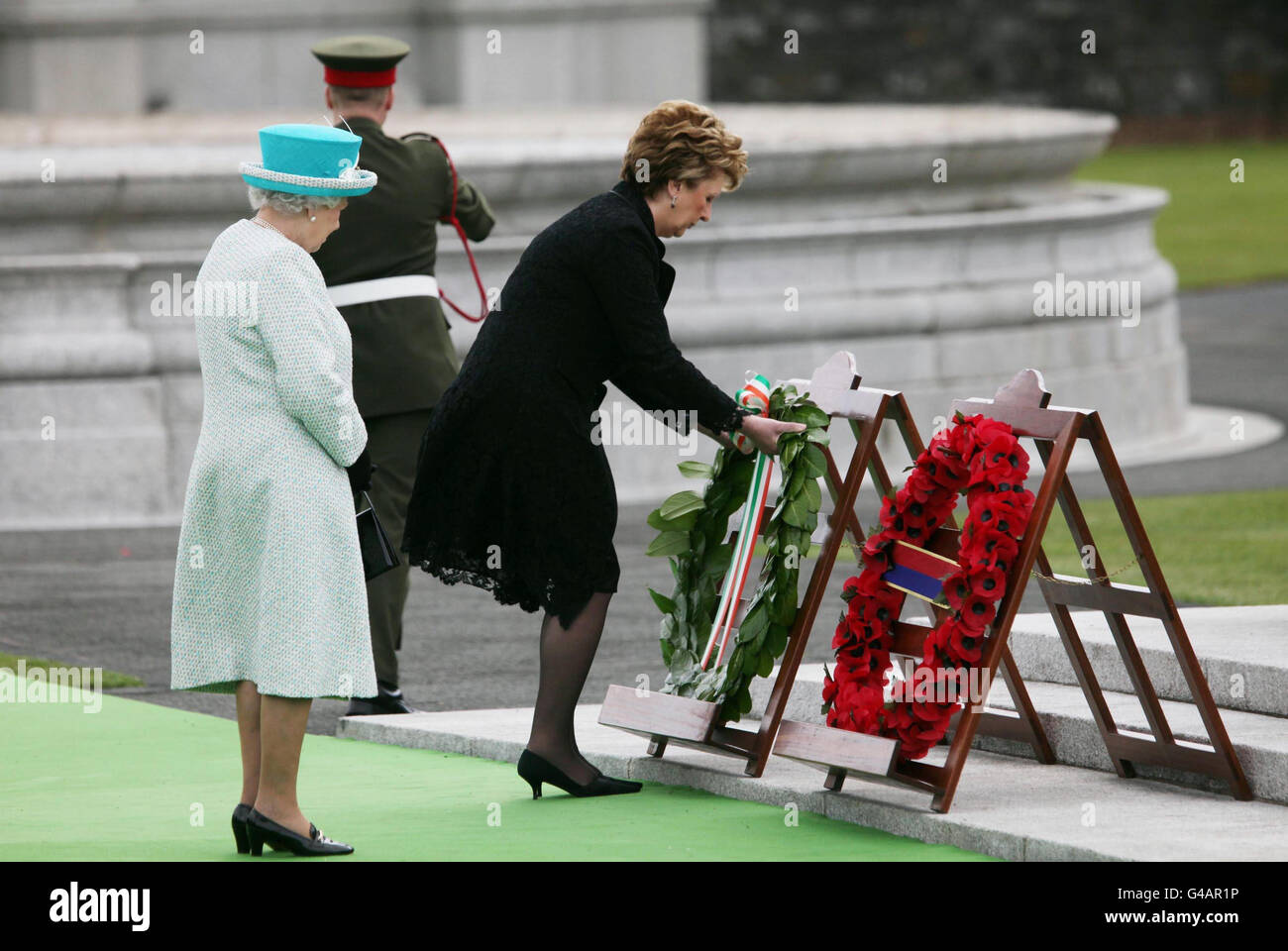 Queen elizabeth ii lays wreath irish war memorial garden hi-res stock ...