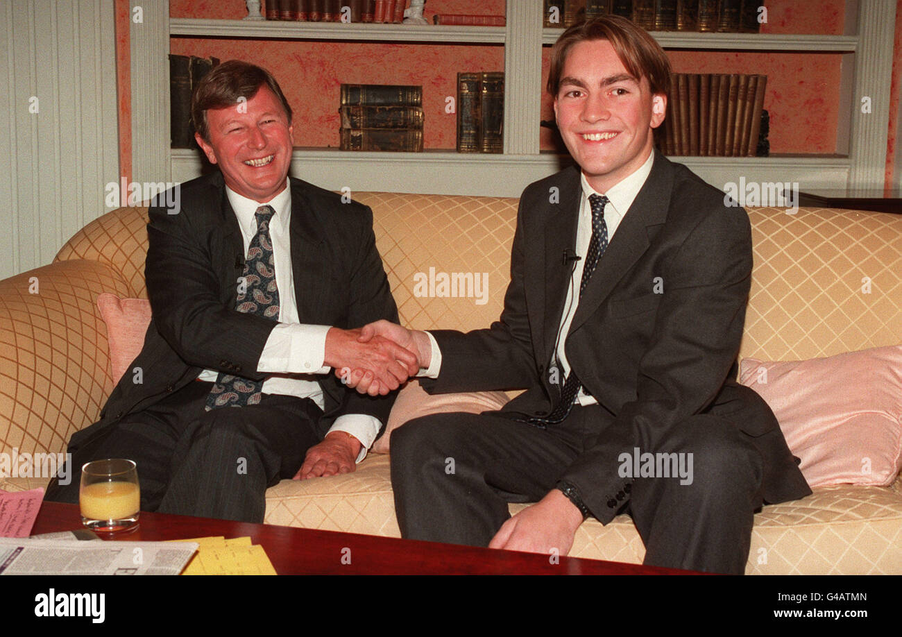 PA NEWS PHOTO 10/9/95 FORMER LABOUR MP BRYAN GOULD (LEFT) SHAKES HANDS ...