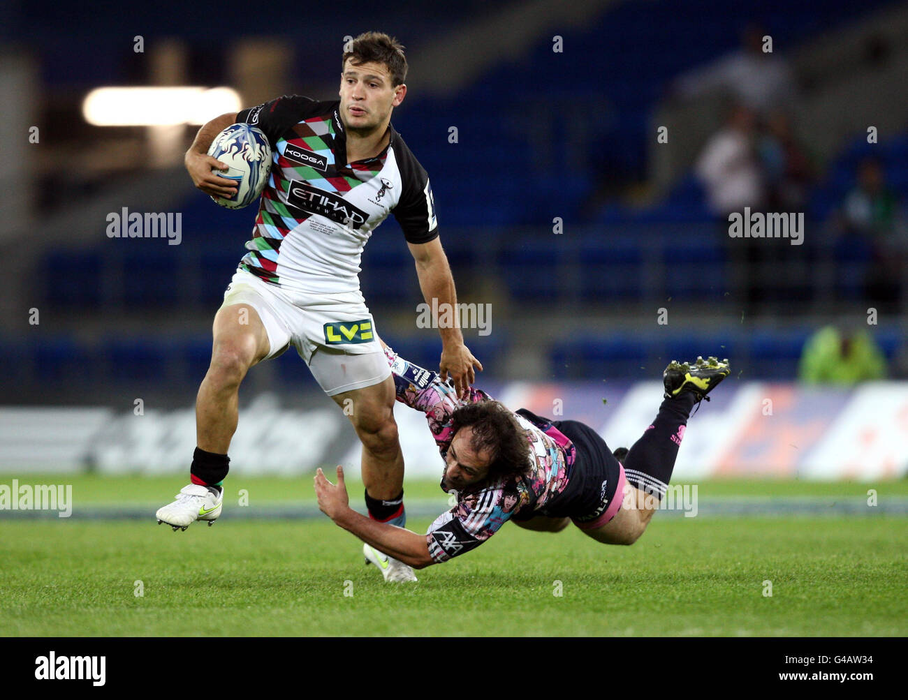 Rugbyu amlin full length tackling mangsm hi-res stock photography and ...