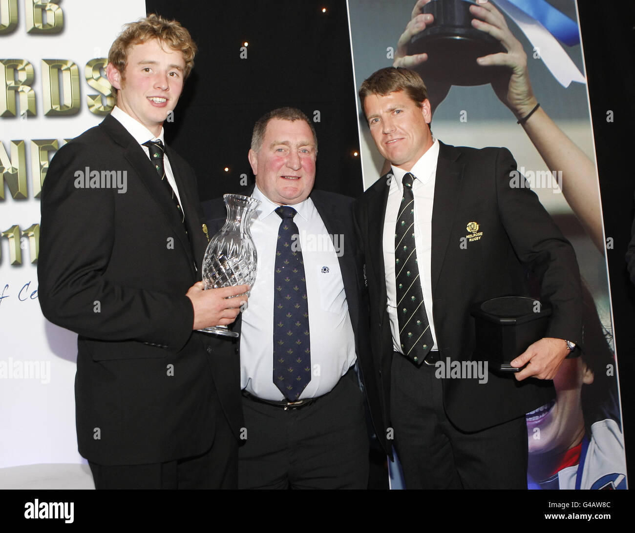 Ian McLauchlan (centre) presents the Club of the Season Award to ...