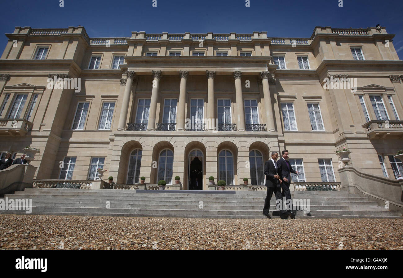 British Prime Minister David Cameron (right) and US President Barack ...