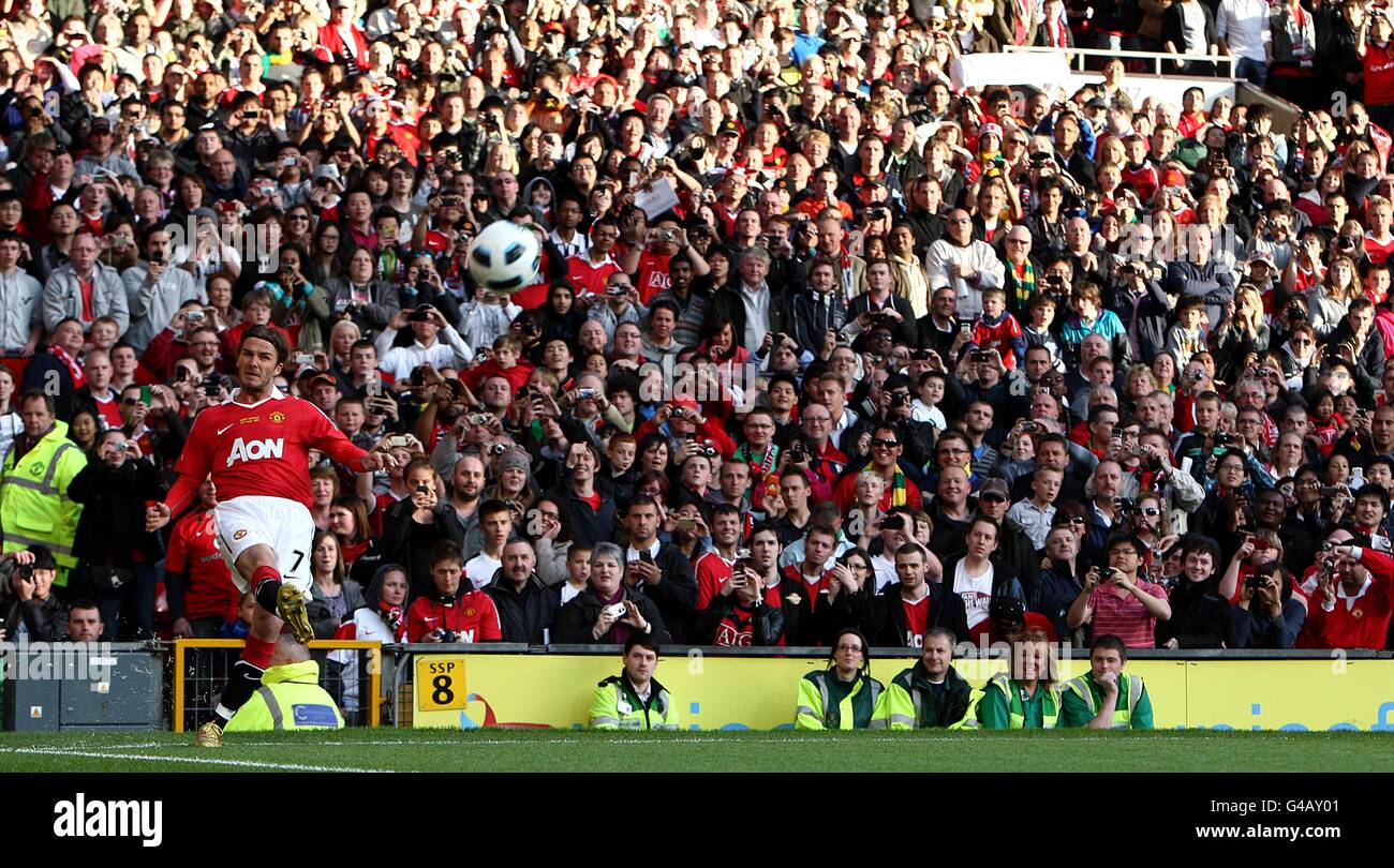 Former manchester united player david beckham takes a corner hi-res ...