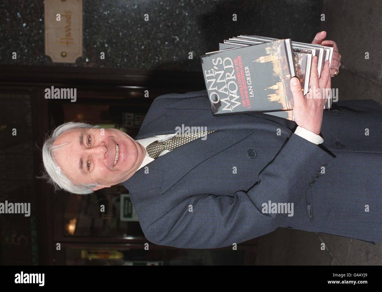 Harrods department store company hi-res stock photography and images ...