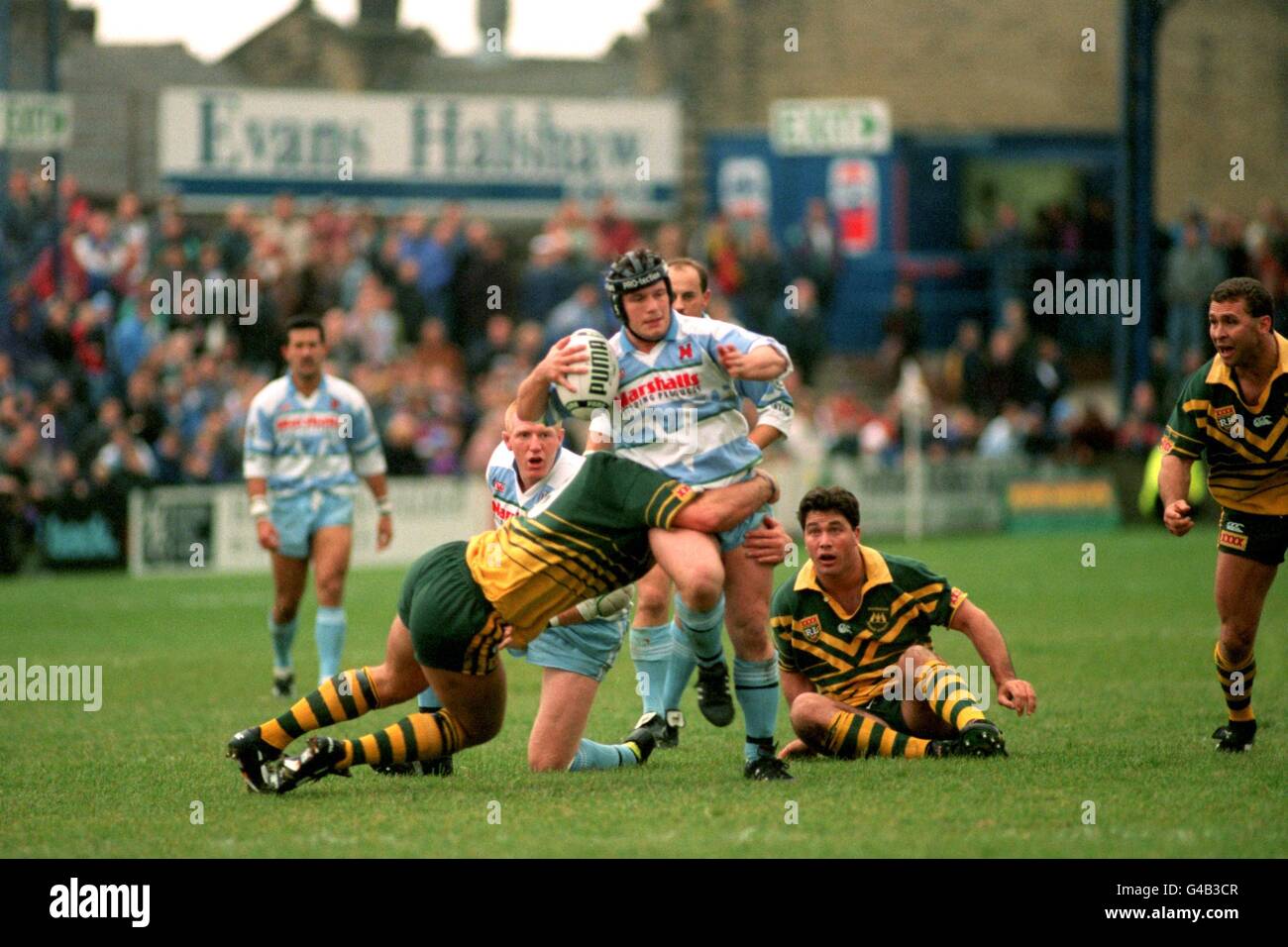 RUGBY LEAGUE. GLEN LAZARUS, AUSTRALIA, TACKLES ROY SOUTHERNWOOD ...