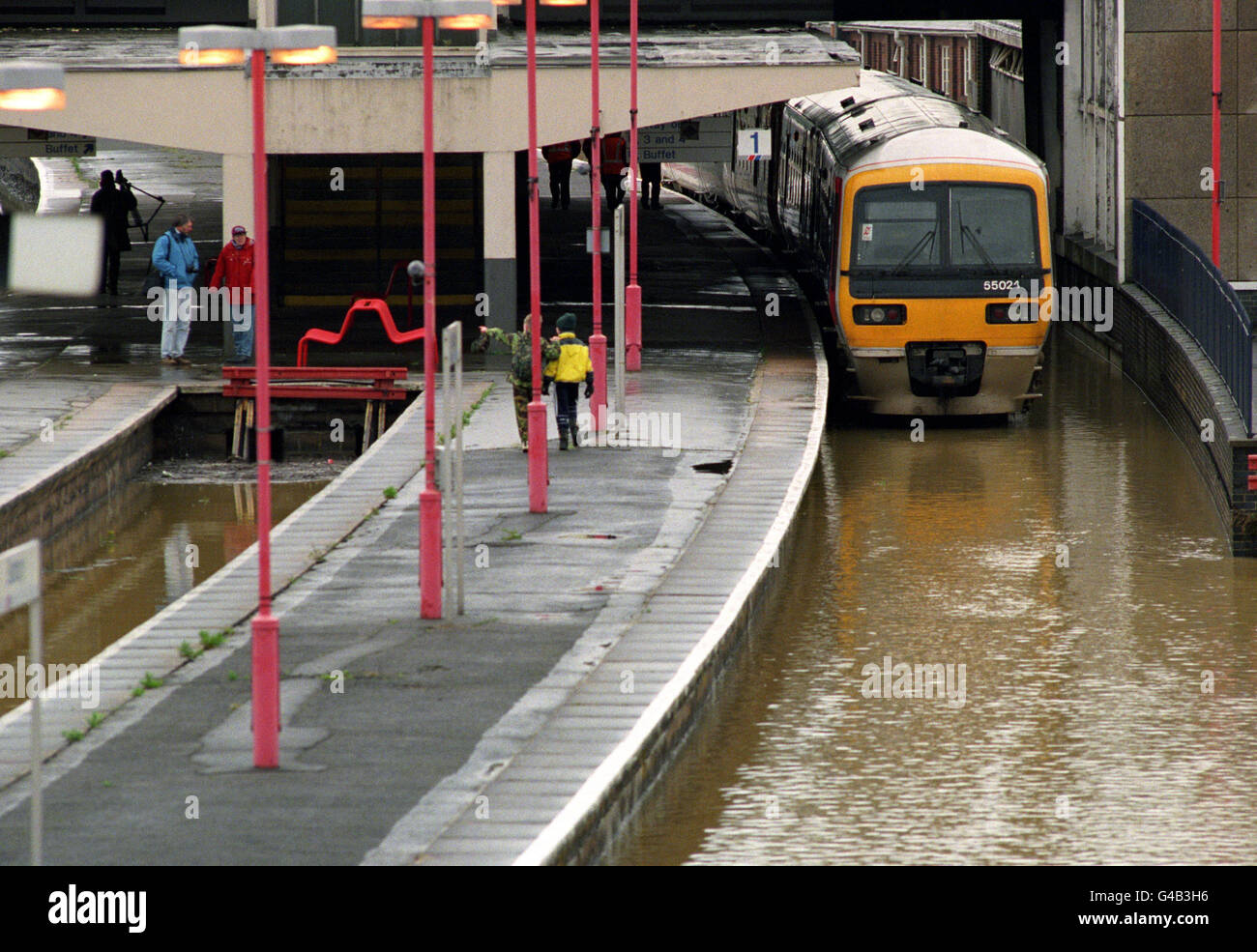 A train pulls into water logged Banbury Railway Station. Thousands of ...