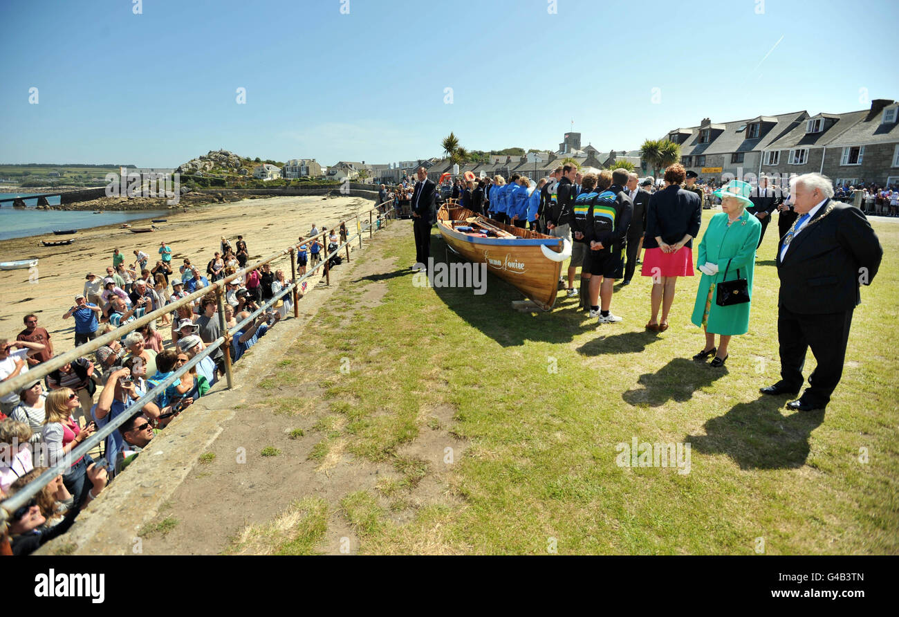 Royal scilly the queen full length mangss royals royalty hi-res stock ...