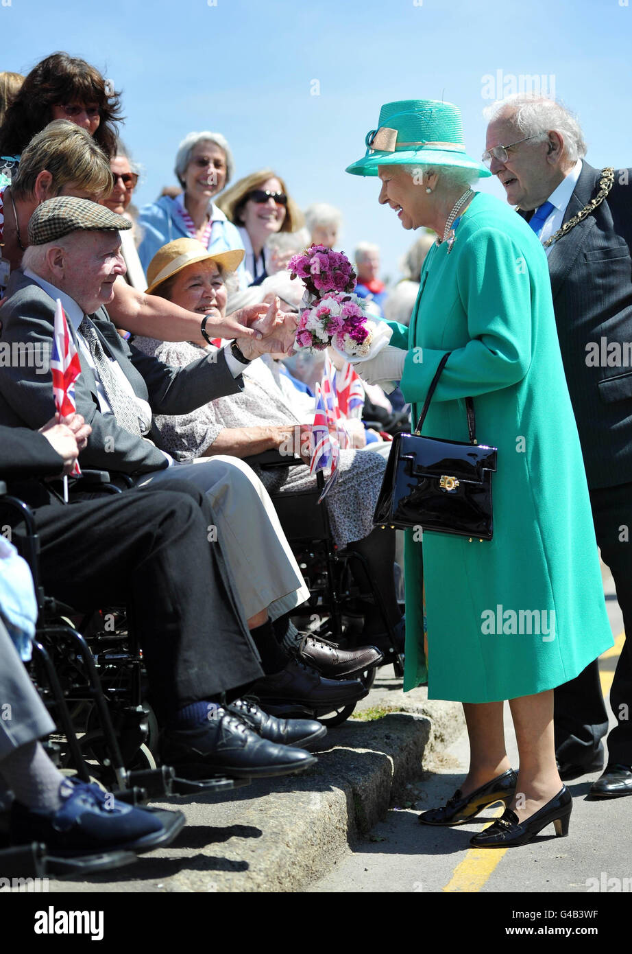 Queen Elizabeth II meets Harry Duncan, 93, who saw the Queen on her ...