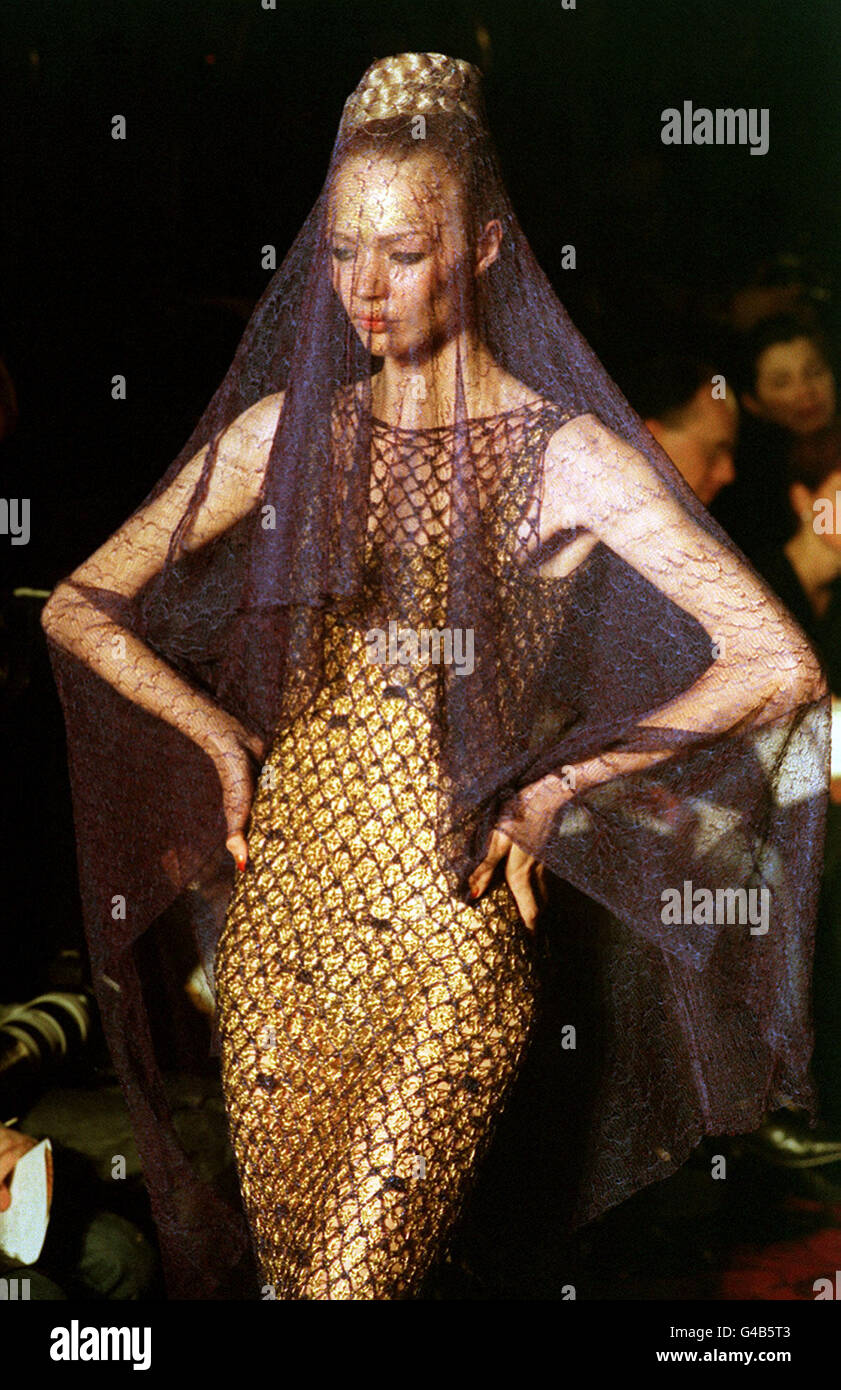 PA NEWS PHOTO 23/2/98 SUPERMODEL JODIE KIDD MODELS A TIGHT FITTING GOLD ...
