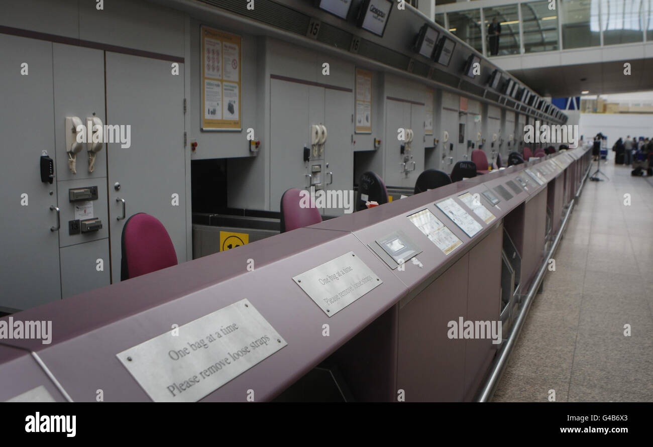 Empty check in desks at glasgow airport in scotland hi-res stock ...