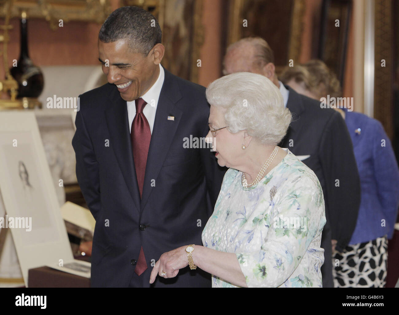 Britain's Queen Elizabeth II, shows U.S. President Barack Obama ...