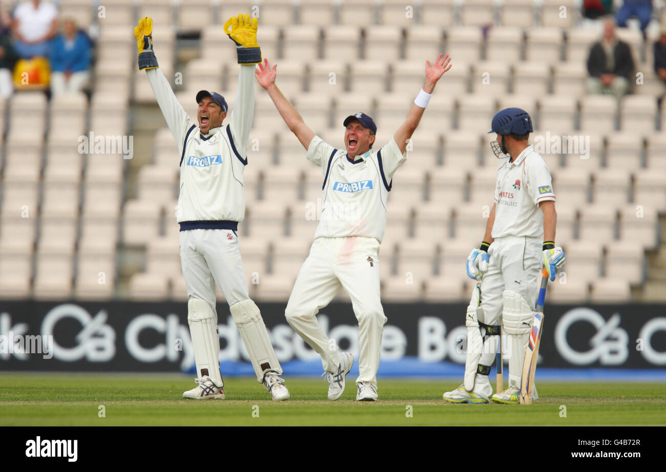Lancashire wicket keeper gareth cross hi-res stock photography and ...