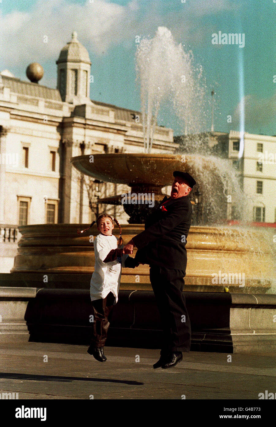 PA NEWS PHOTO 5/3/98 CELEBRITIES JOIN TOGETHER IN LONDON FOR THE LAUNCH ...