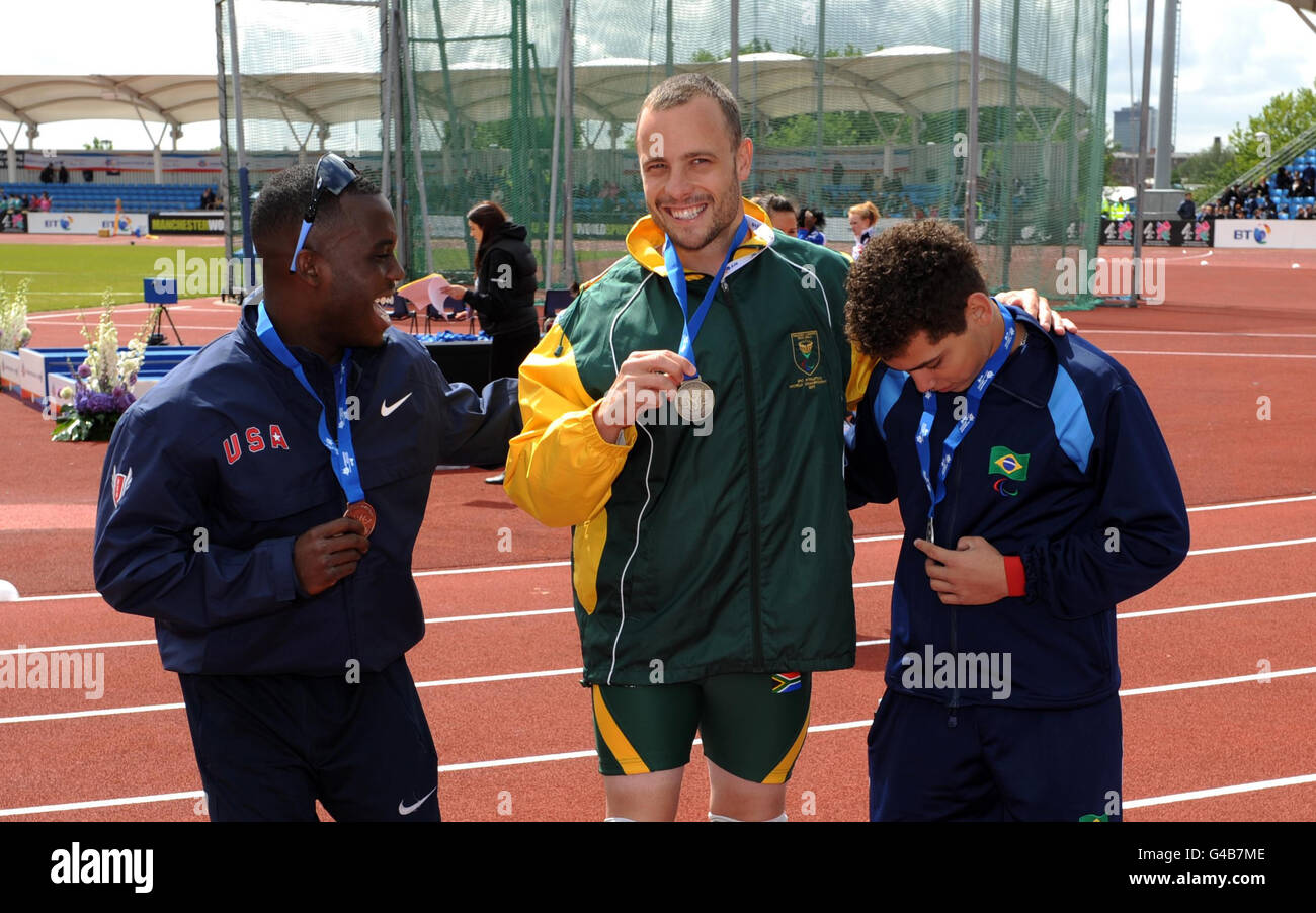 South Africa's Oscar Pistorius (centre) celebrates with his Gold medal ...