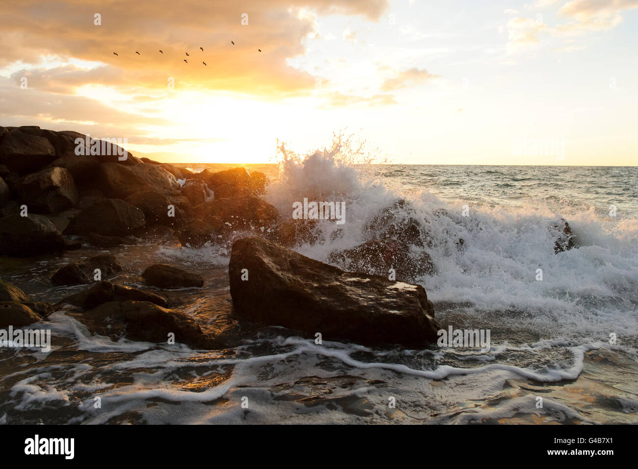 Ocean wave crashing against rocks hi-res stock photography and images ...