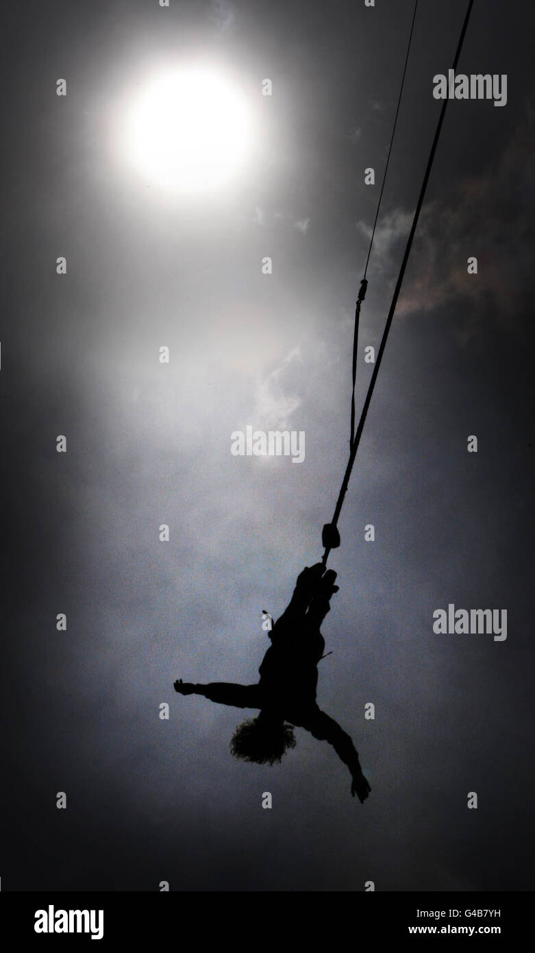 A bungee jumper jumps from the garry bridge hi-res stock photography ...