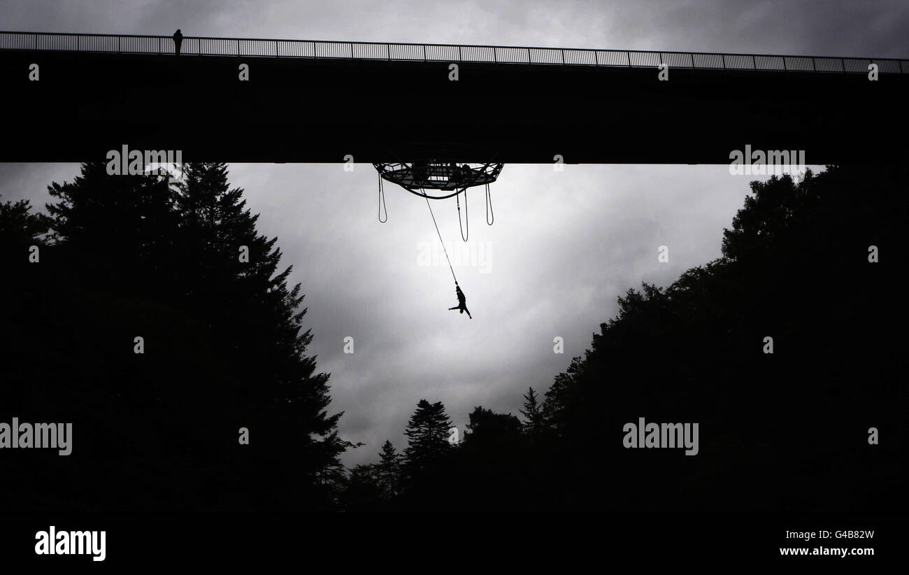A bungee jumper jumps from the garry bridge hi-res stock photography ...