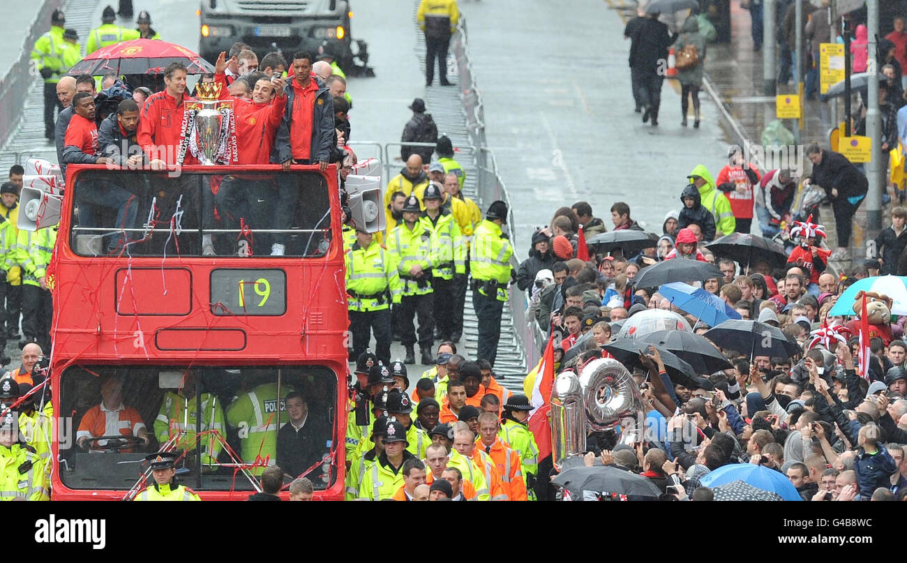 Soccer man utd general view gv celebrating crowd trophy hi-res stock ...
