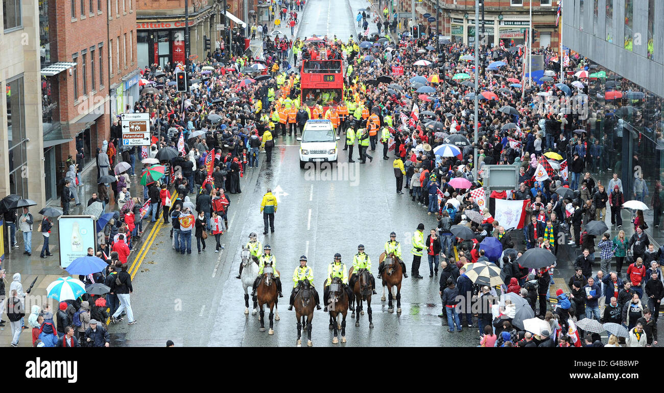 The manchester united team bus hi-res stock photography and images - Alamy