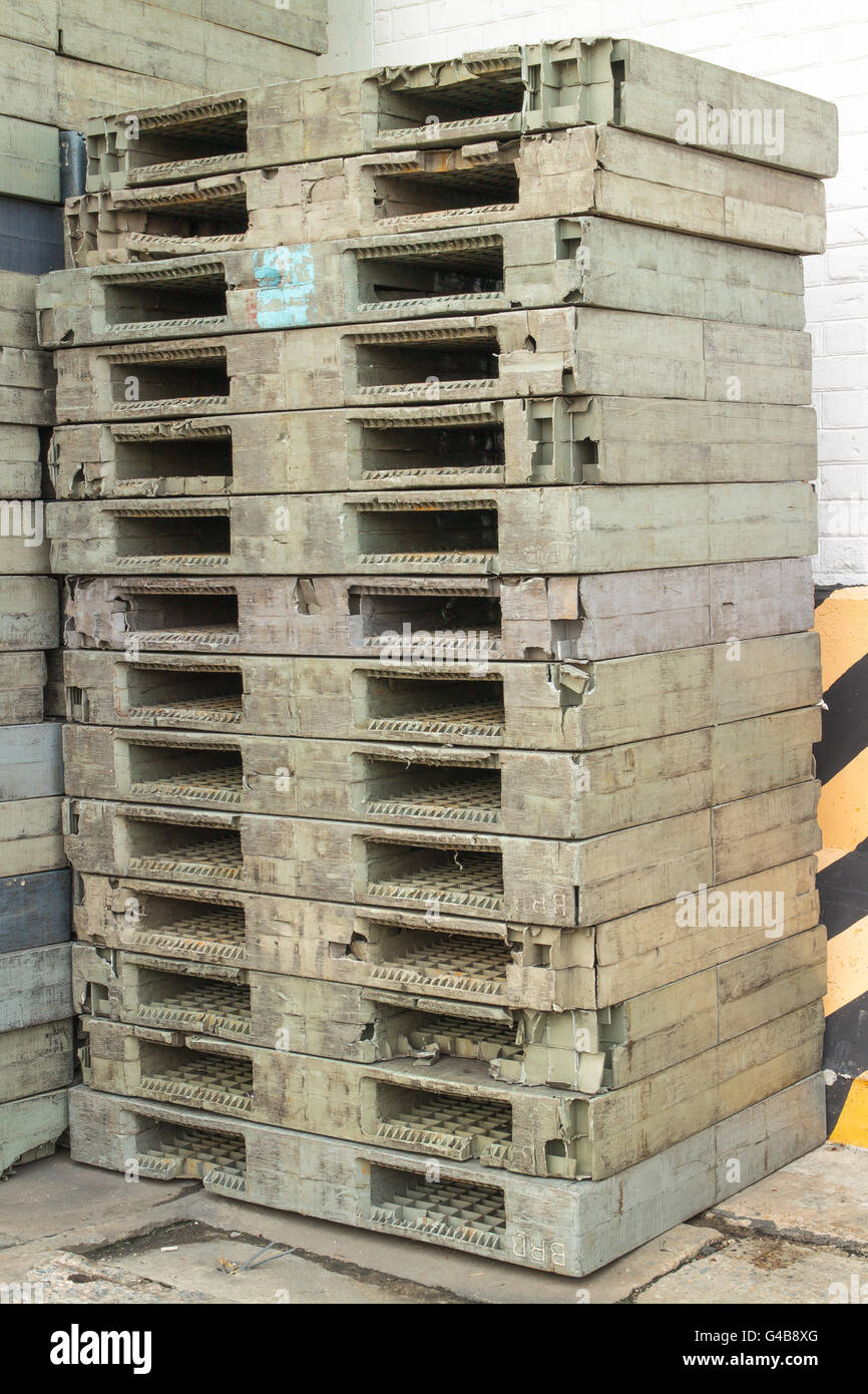 Pallets structure hi-res stock photography and images - Alamy