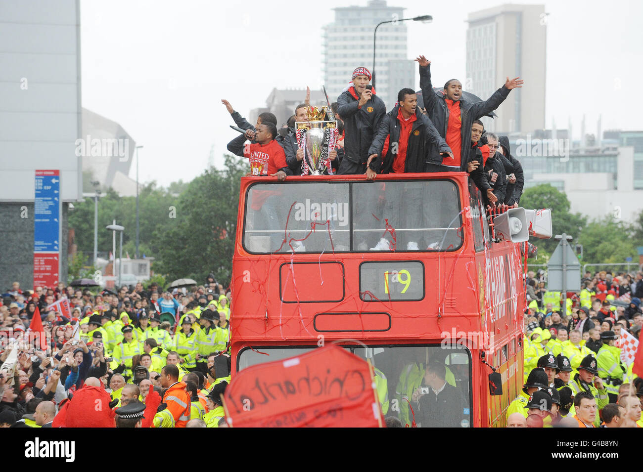 Soccer man utd general view gv celebrating crowd trophy hi-res stock ...