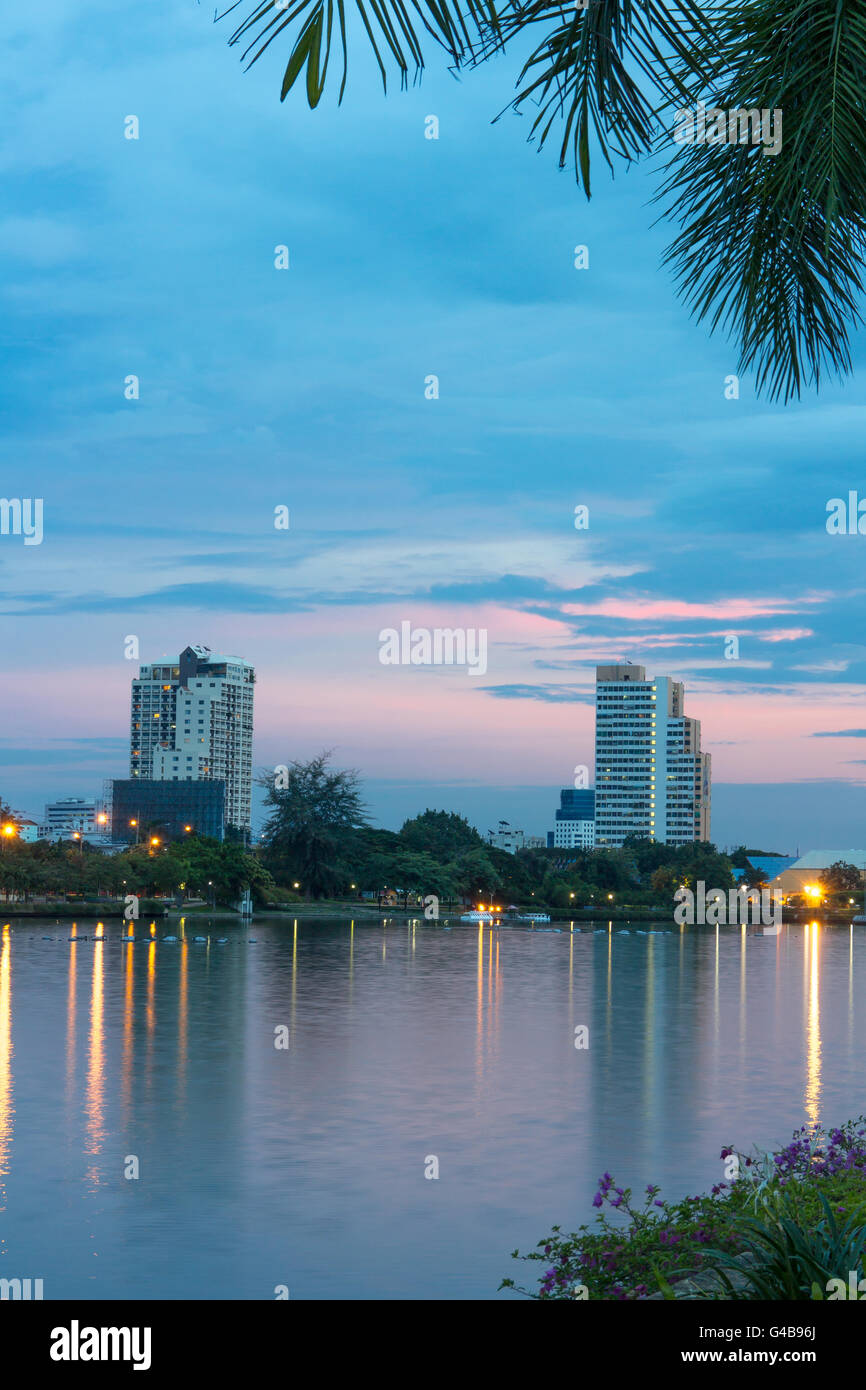 City park background hi-res stock photography and images - Alamy