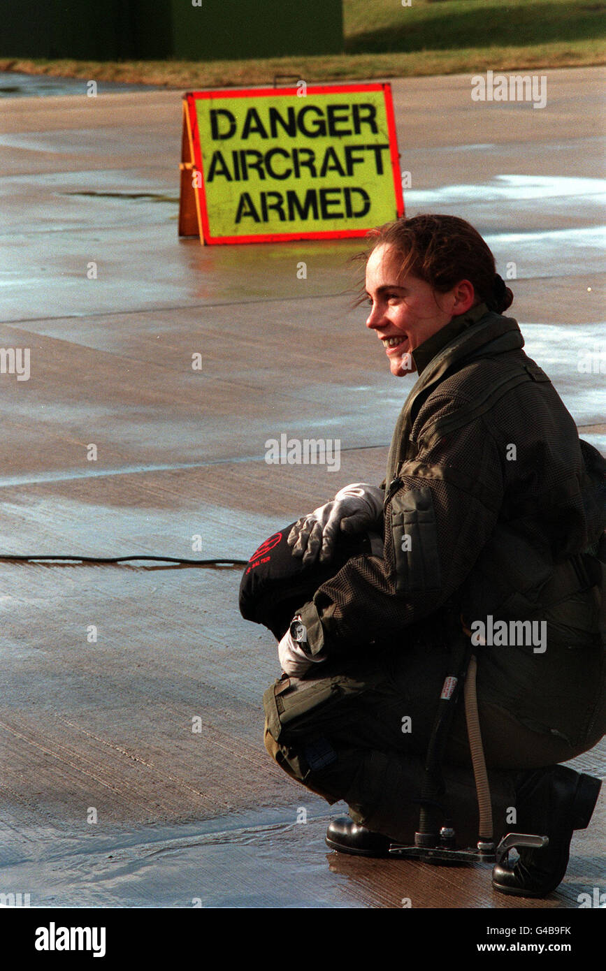 PA NEWS PHOTO 21/2/95 FLIGHT LIEUTENANT JO SALTER (26) FROM BOURNEMOUTH ...