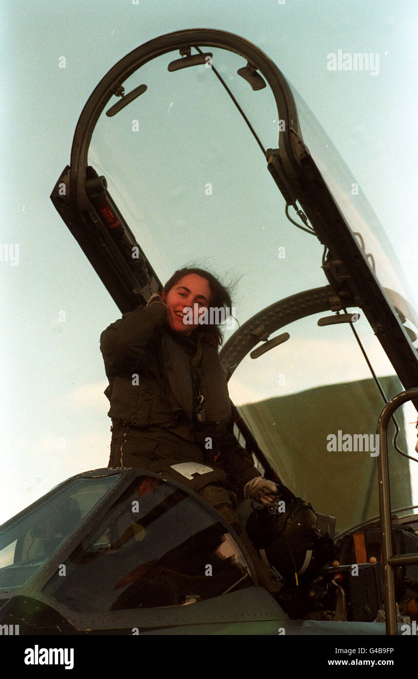 PA NEWS PHOTO 21/2/95 FLIGHT LIEUTENANT JO SALTER (26) FROM BOURNEMOUTH ...