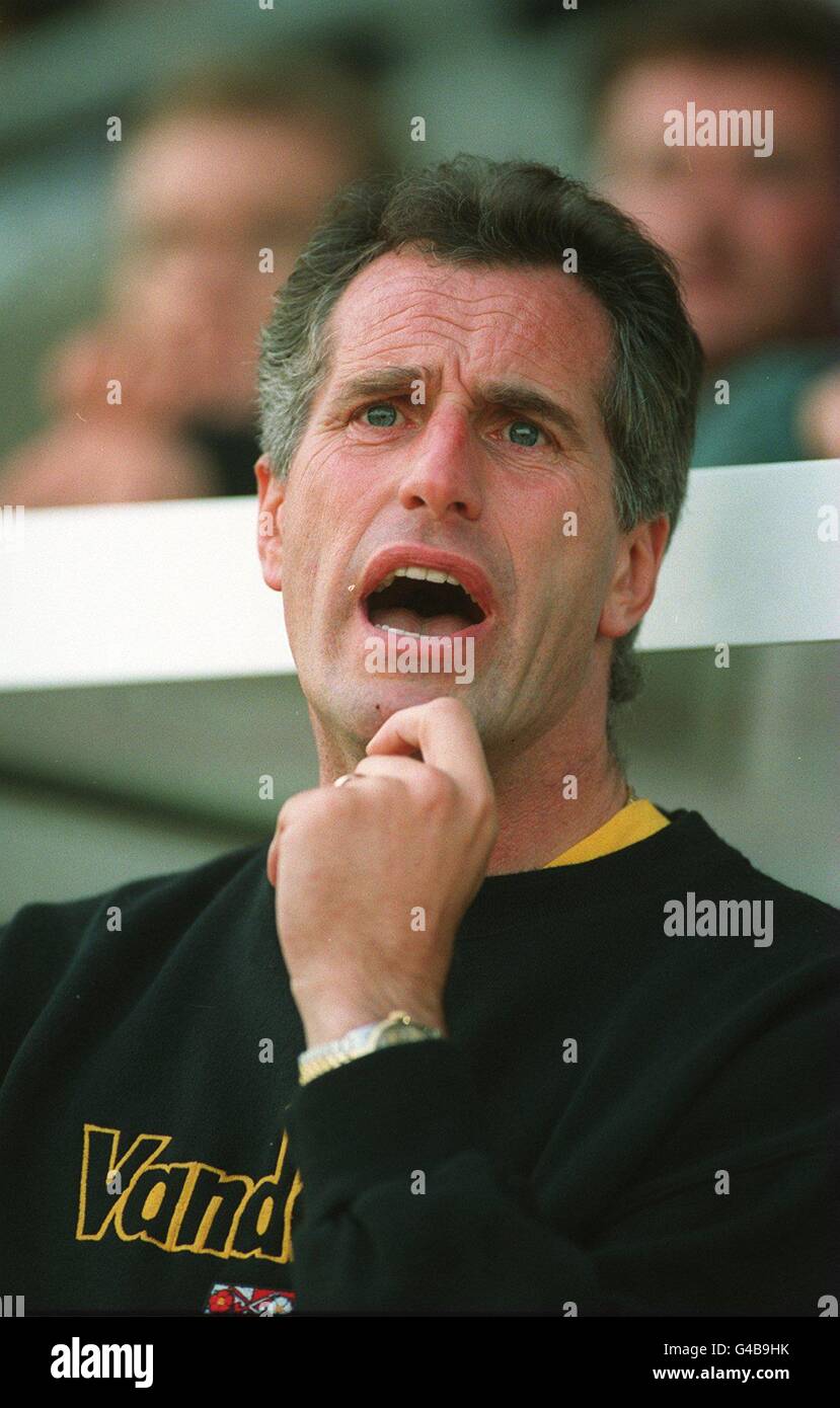 SOCCER. RAY CLEMENCE, BARNET MANAGER Stock Photo - Alamy