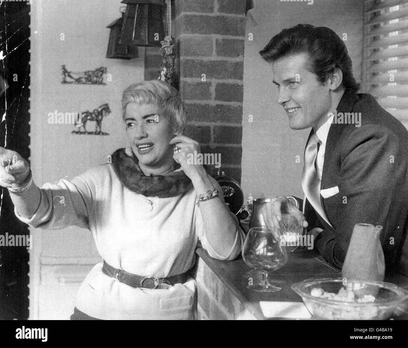 Entertainment - Dorothy Squires and Roger Moore Stock Photo - Alamy