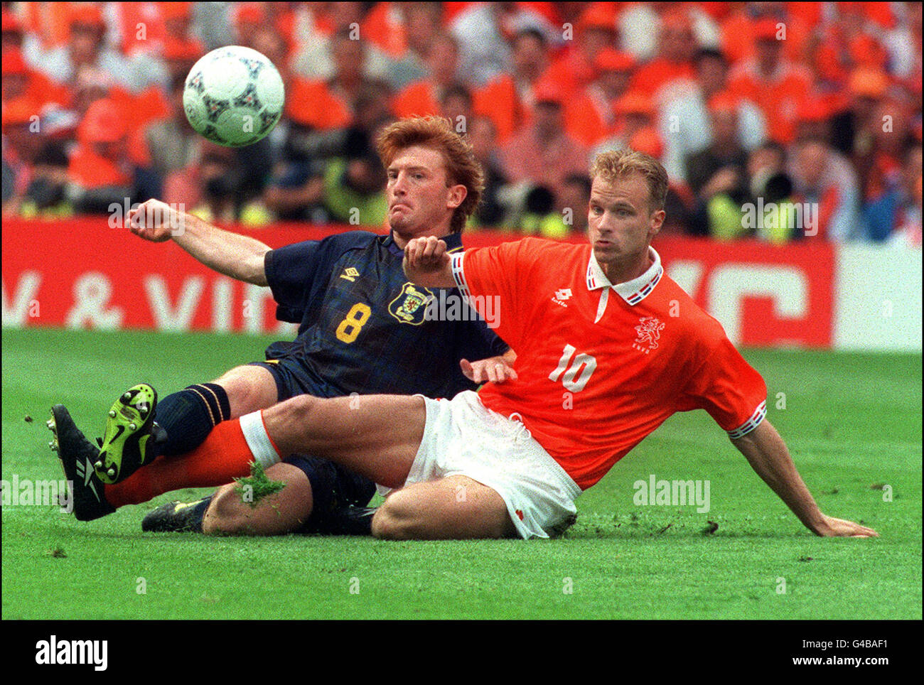 World Cup 1998 AFP PHOTO Netherland's forward Dennis Bergkamp (R) and ...