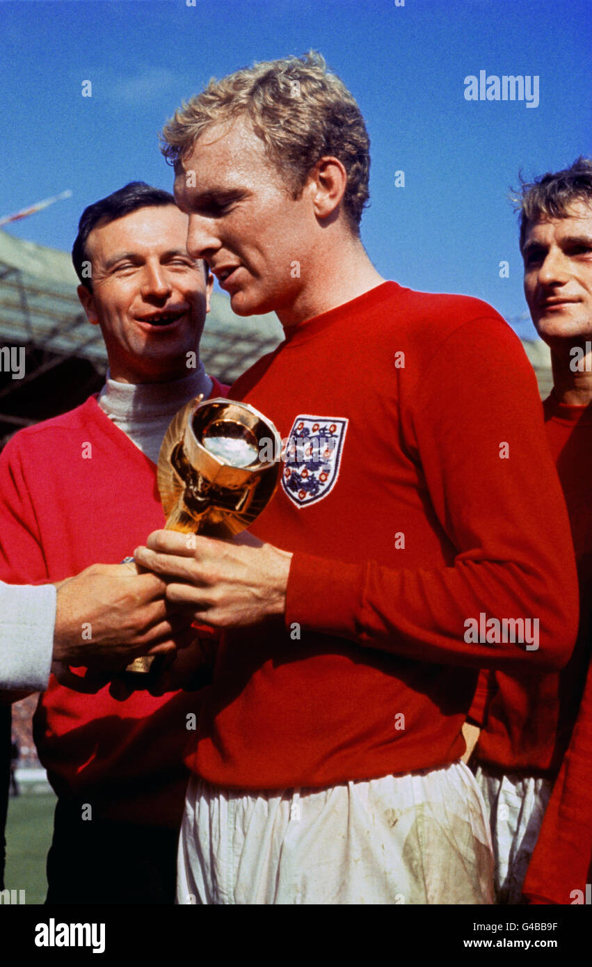 PA NEWS PHOTO 30/7/66 CAPTAIN BOBBY MOORE HOLDS THE WORLD CUP TROPHY ...