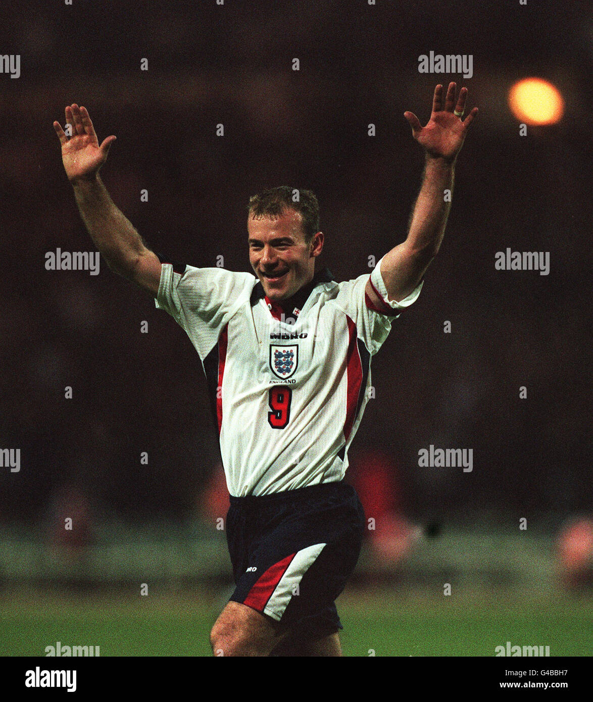 PA NEWS PHOTO 22/4/98 ALAN SHEARER CELEBRATES HIS SPECTACULAR SECOND ...