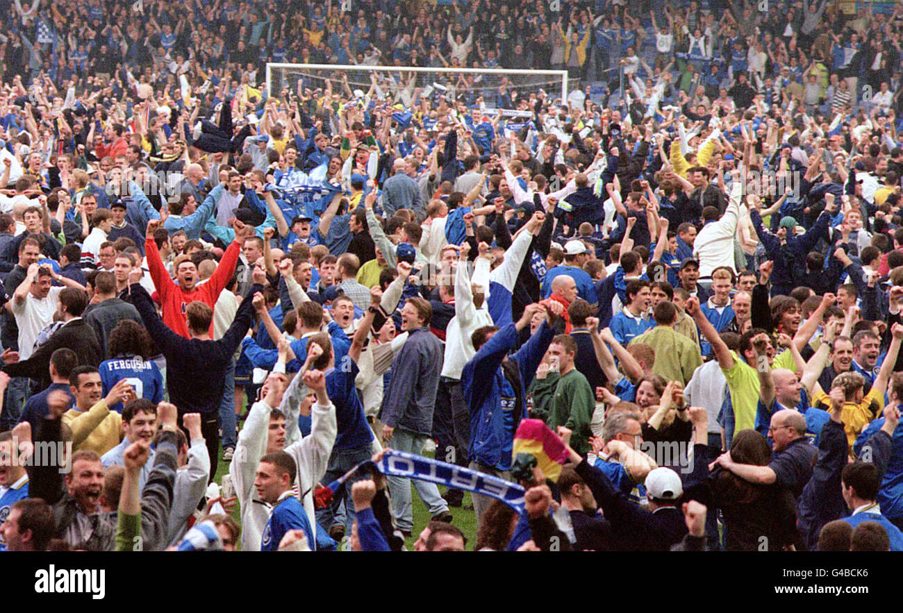 Thousands of ecstatic Everton fans crowd onto the pitch at Goodison ...
