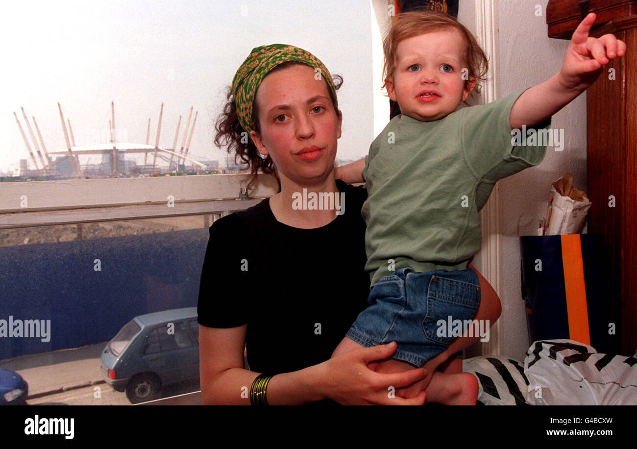 Six and a half months pregnant single mother Carolyne Rushton with her ...