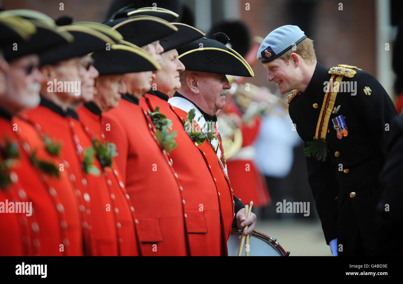 Prince Harry meets Chelsea Pensioners during the Founder's Day Parade ...