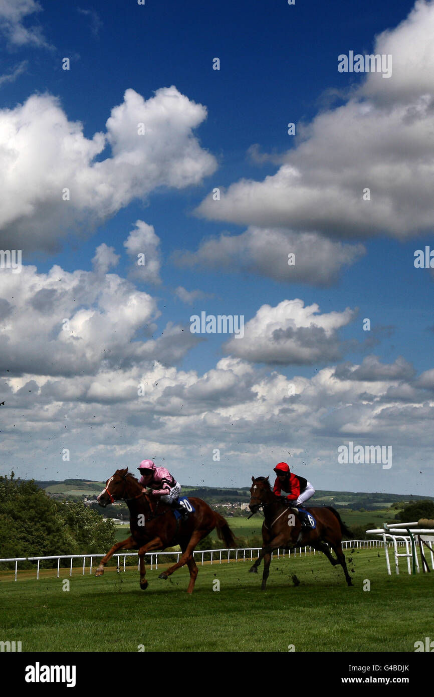 Salisbury racecourse general hi-res stock photography and images - Alamy