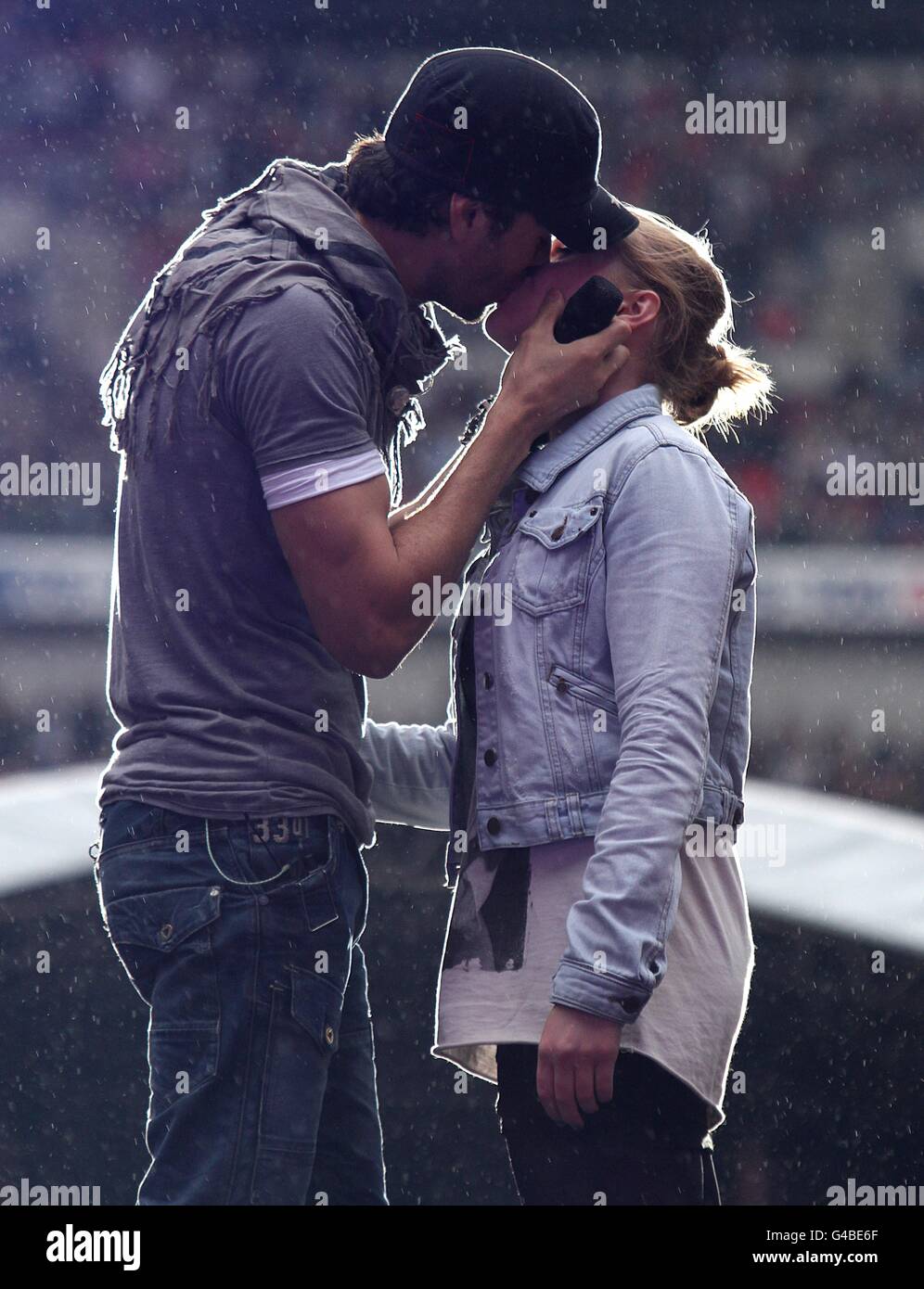 Enrique Iglesias Kissing Fans Enrique Iglesias Kissing Fans