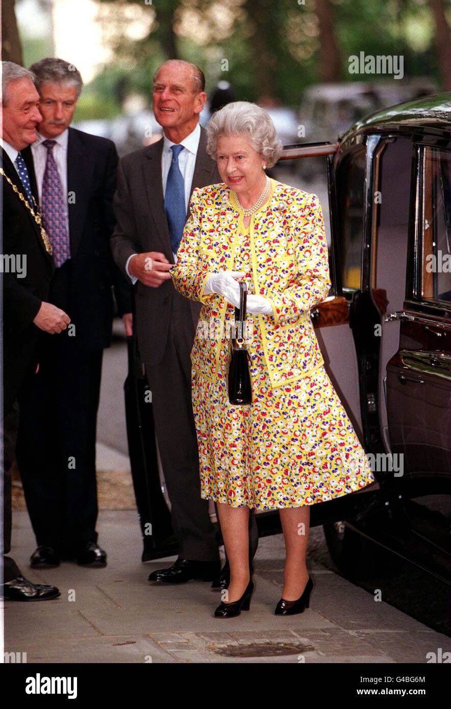 Queen elizabeth ii in royal commonwealth society hi-res stock ...