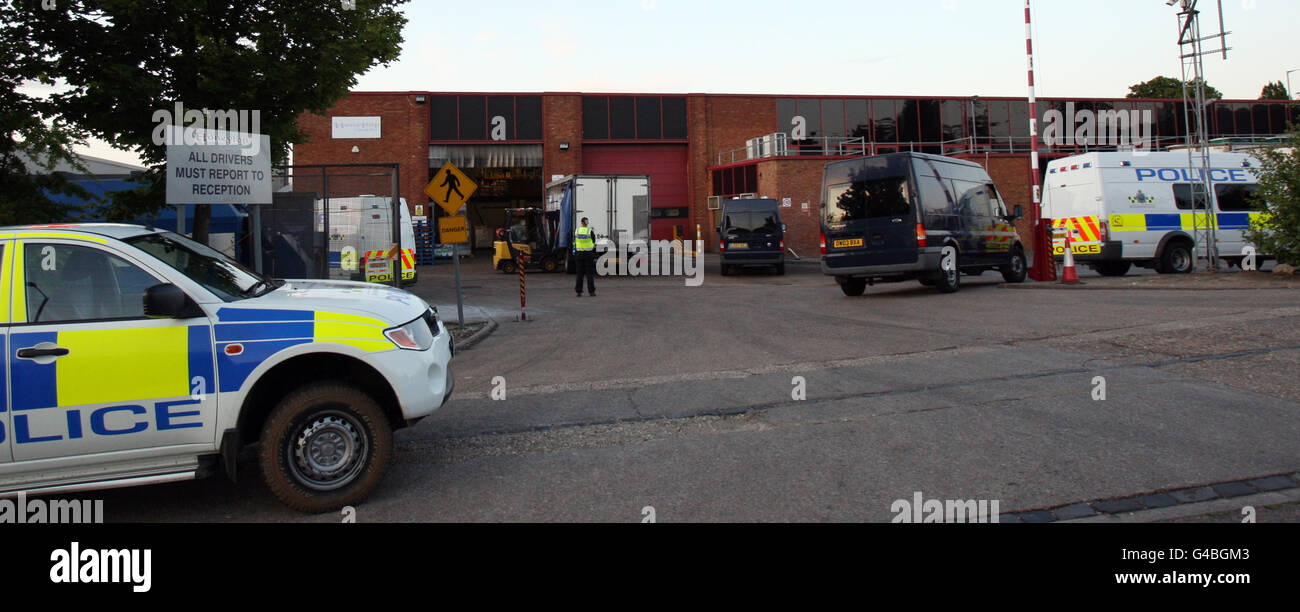 Police officers outside honeytop foods in dunstable hi-res stock ...