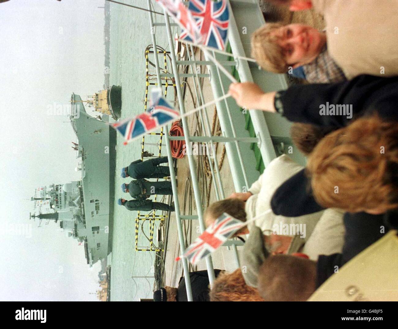 Aircraft carrier HMS Invincible returned from the Gulf to a hero's ...