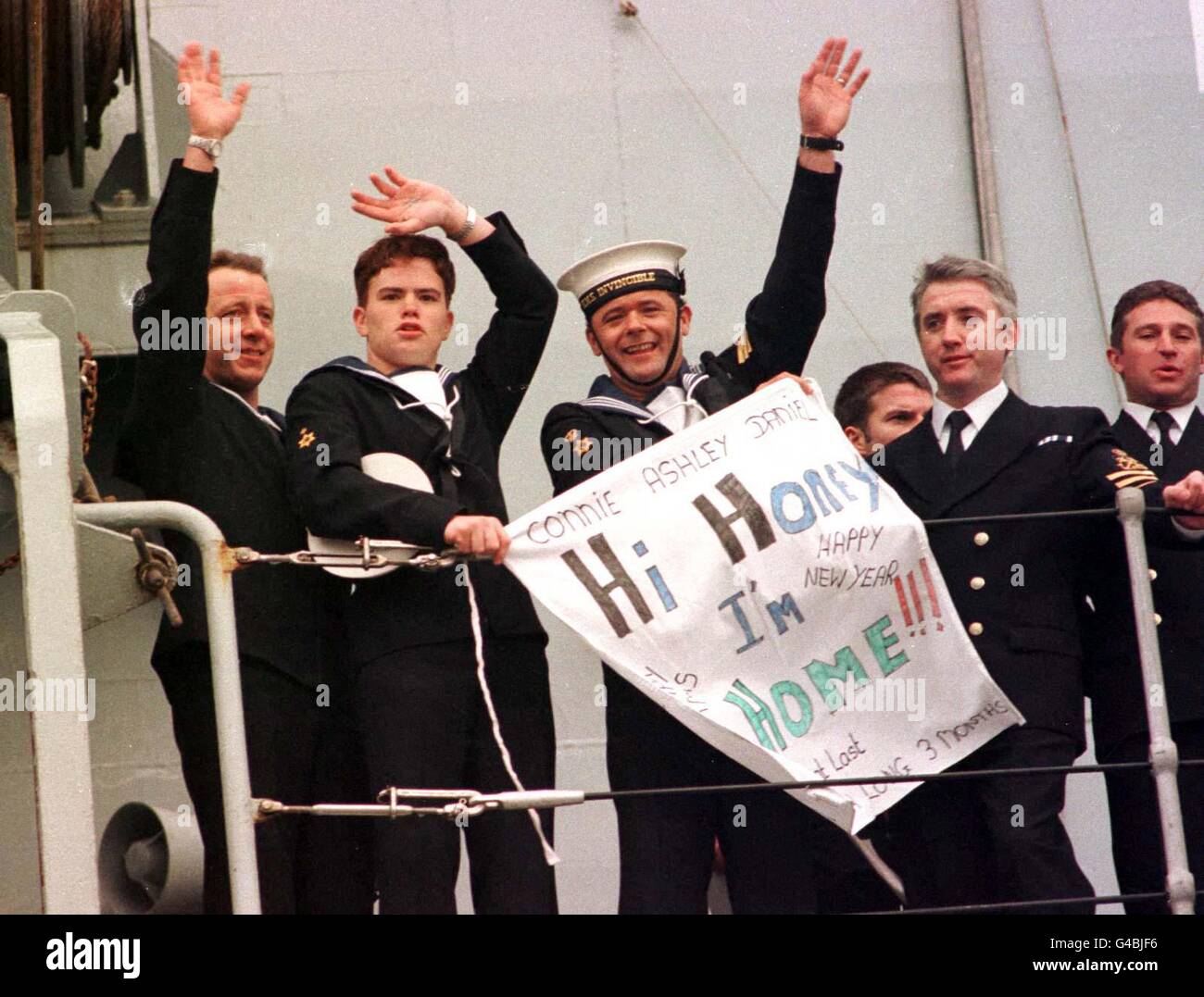 Aircraft carrier HMS Invincible returned from the Gulf to a hero's ...
