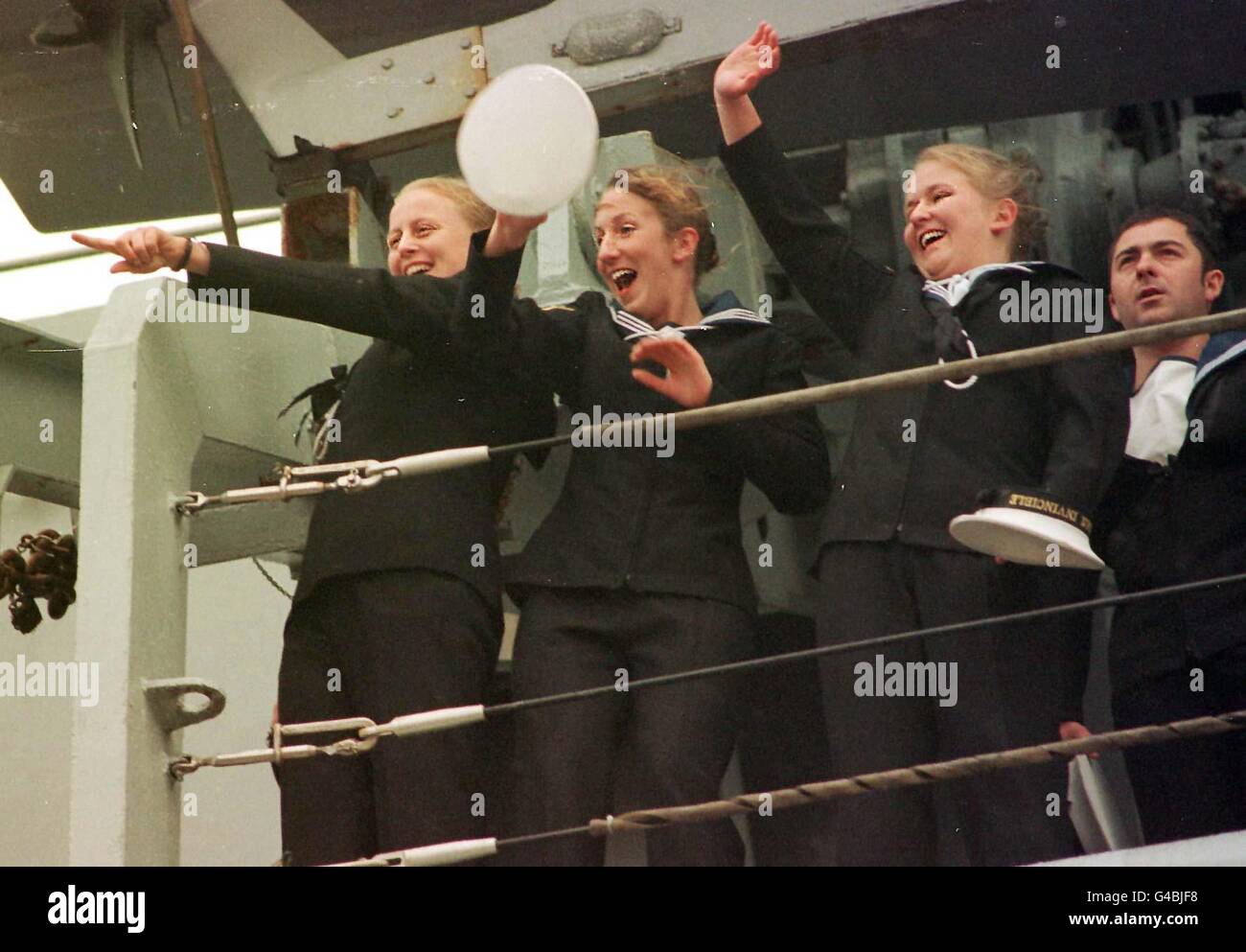 Aircraft carrier HMS Invincible returned from the Gulf to a hero's ...